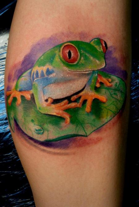 Realistic tree frog by Mully : Tattoos